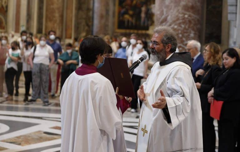 Pastor of St. Peter’s Basilica: Friar helps tourists become pilgrims ...
