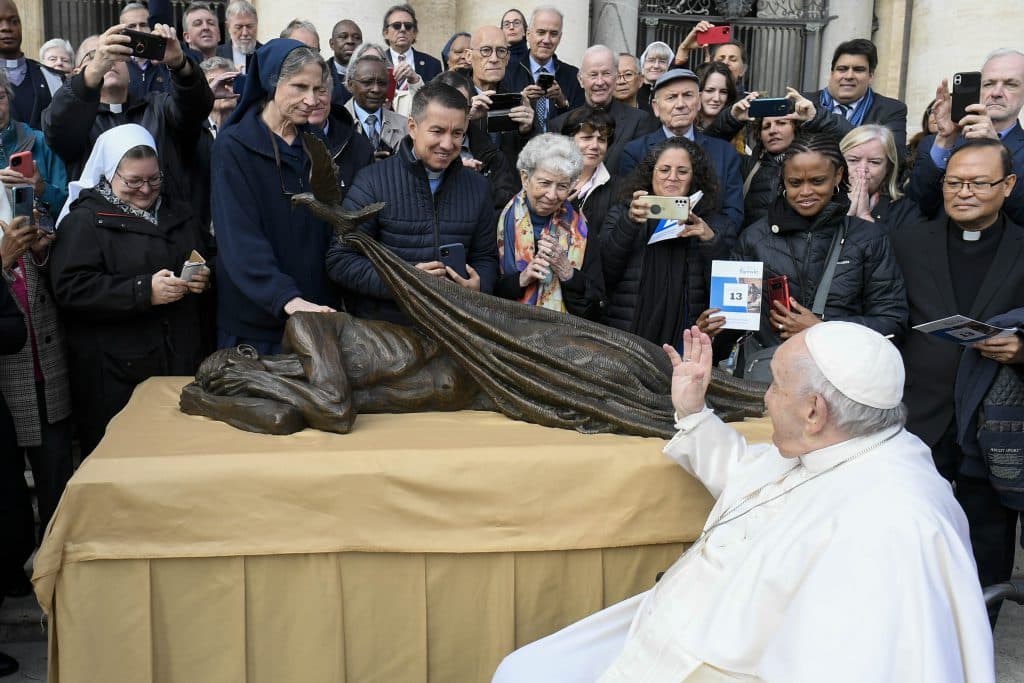 Pope blesses ‘begging statue’ that will help Vincentians build homes ...