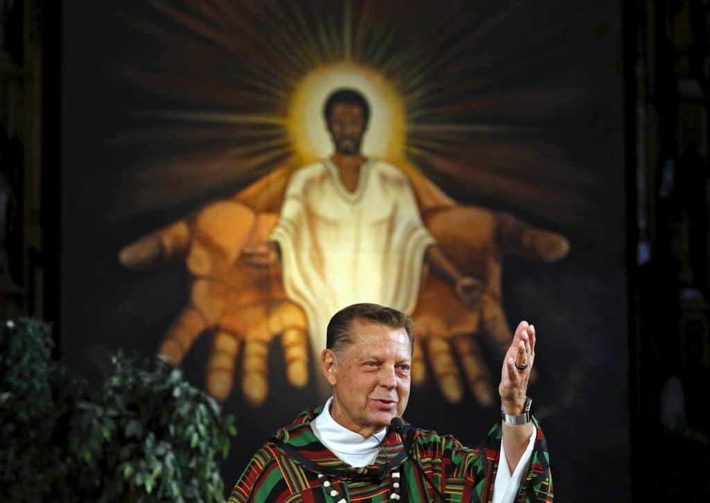 Father Pfleger is reinstated; archdiocesan board finds no proof of ...